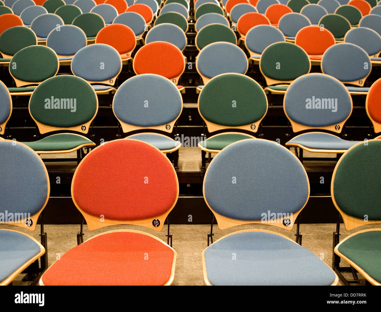 Empty seat in a crowd hi-res stock photography and images - Alamy