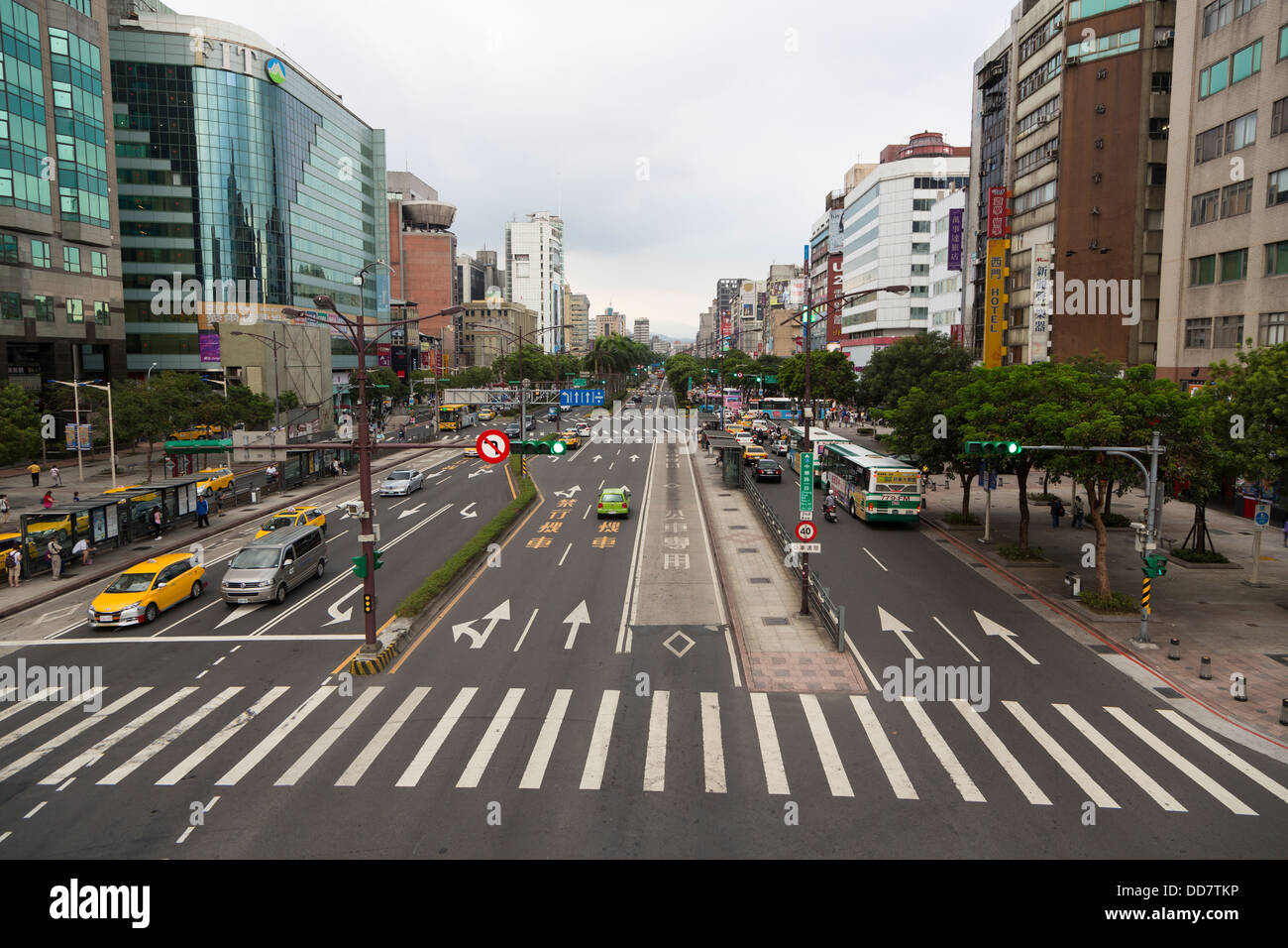 Traffic on Zhonghua Road in Taipei, Taiwan Stock Photo - Alamy