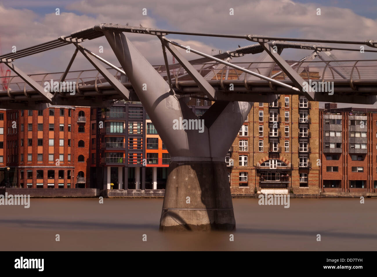 Steel footbridges hi-res stock photography and images - Alamy