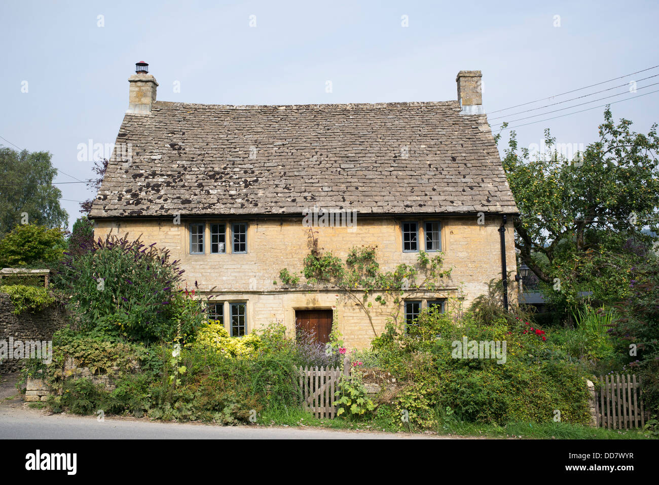 Cotswold slate roof hi-res stock photography and images - Alamy