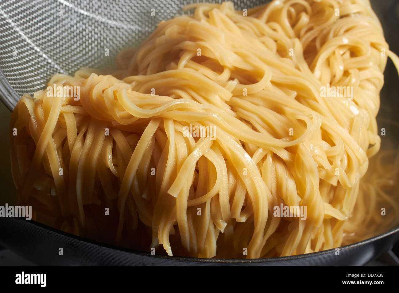 Cooking chinese noodles wok hi-res stock photography and images - Alamy
