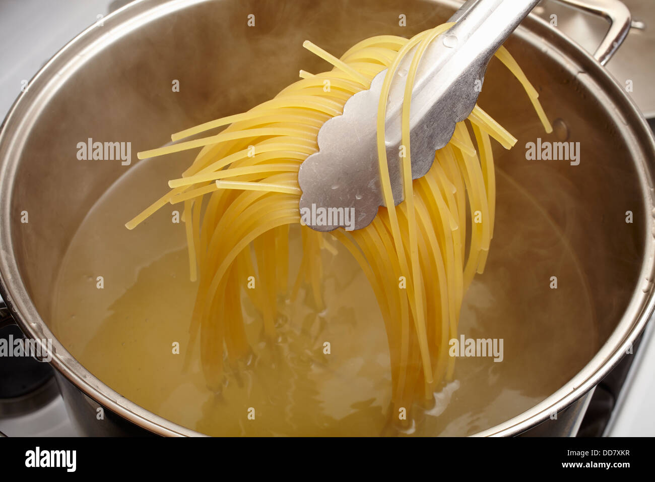 Cooking spaghetti hi-res stock photography and images - Alamy