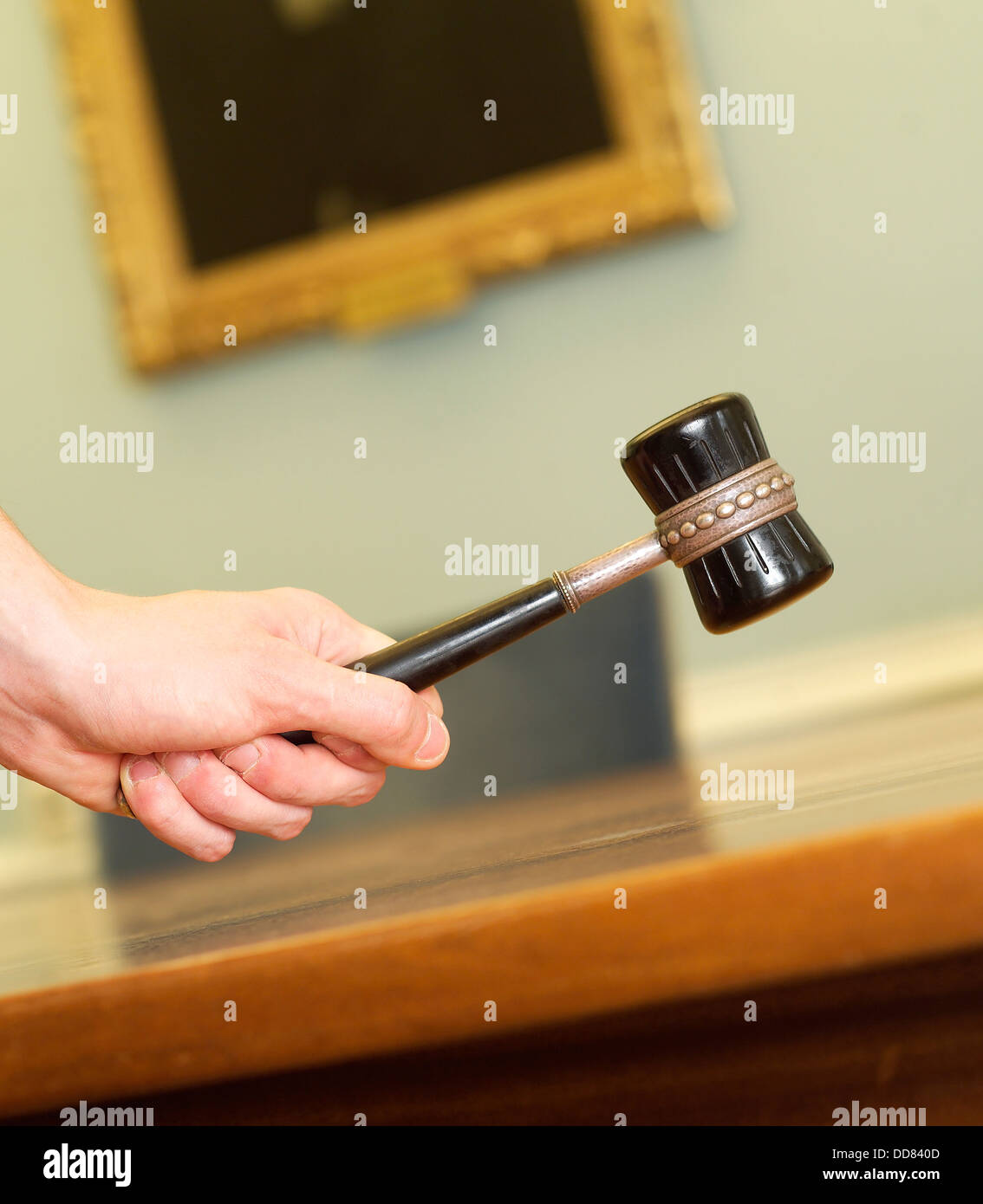 Judge hitting table gavel hi-res stock photography and images - Alamy