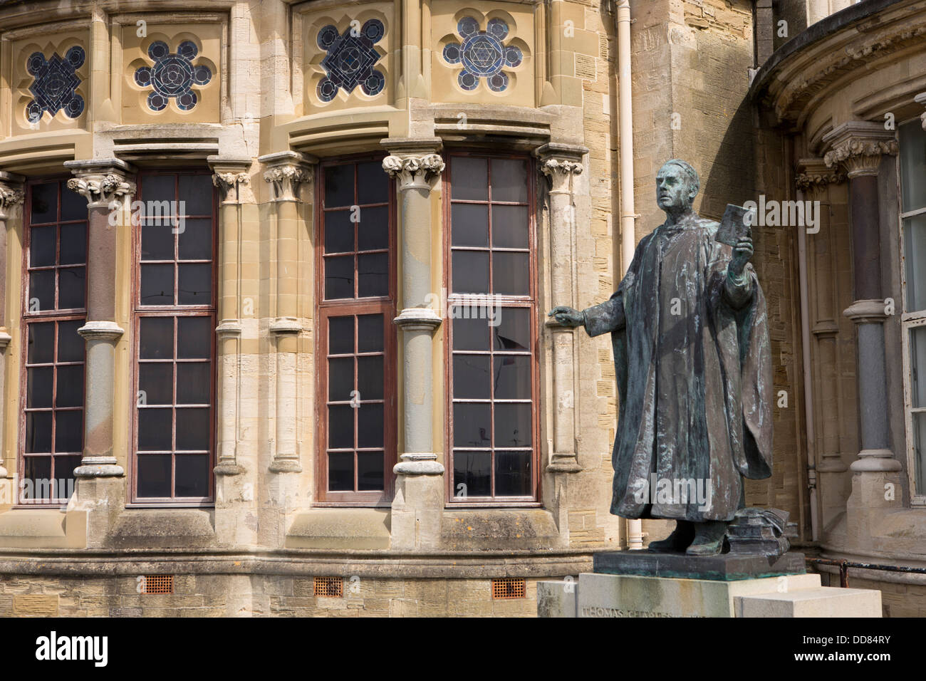 UK, Wales, Ceredigion, Aberystwyth, Statue of University founder Thomas ...