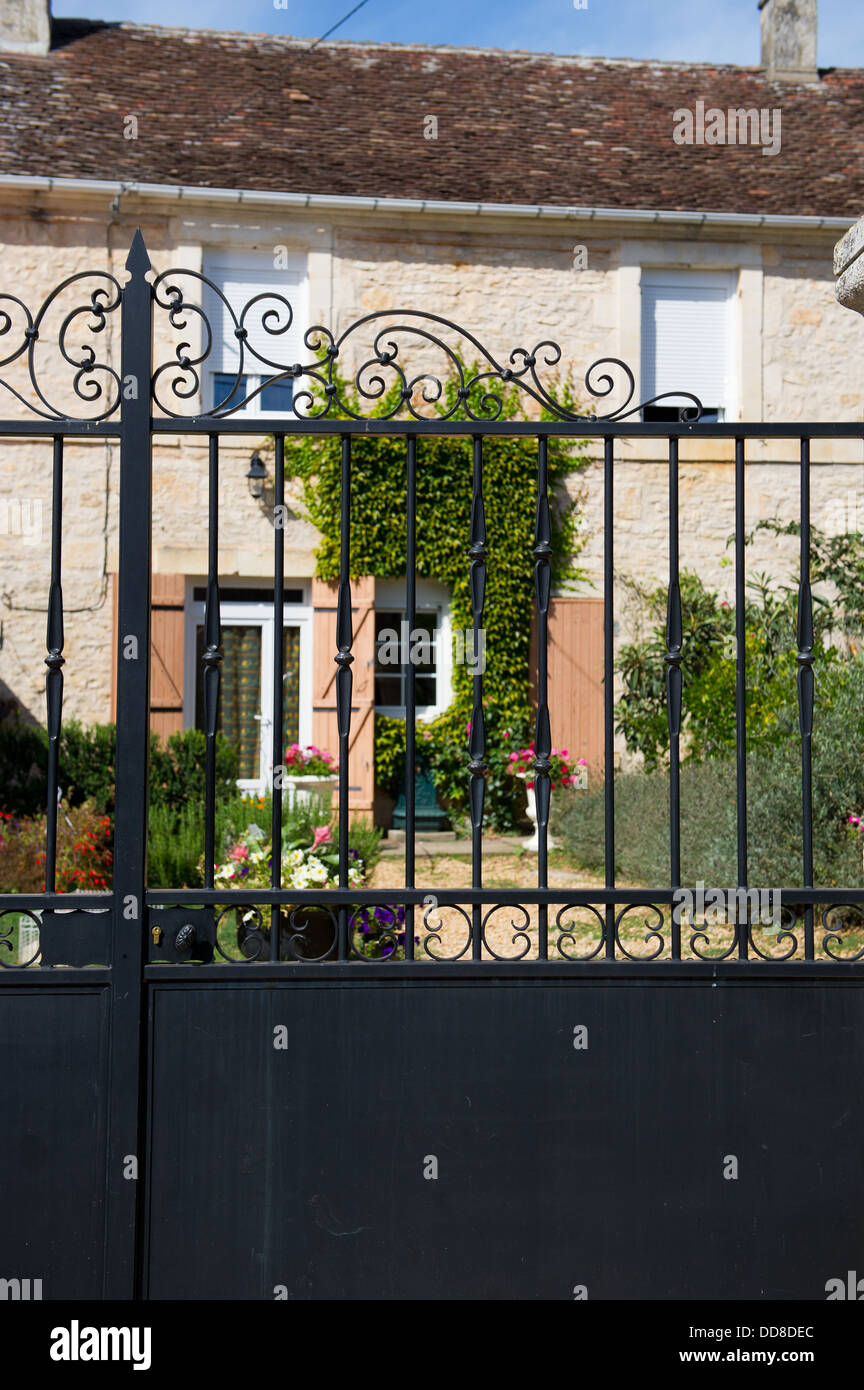 Iron garden fence hi-res stock photography and images - Alamy