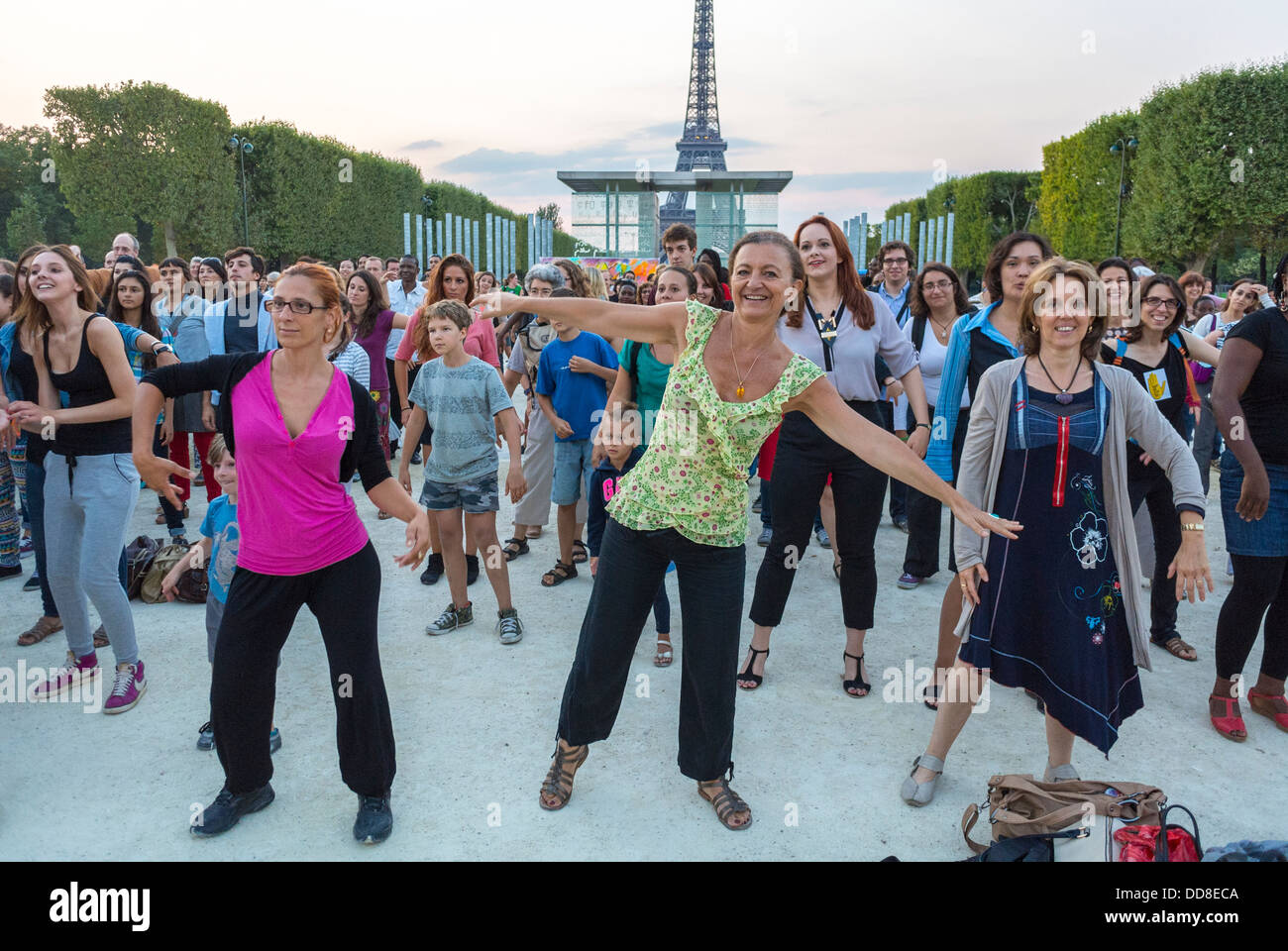Paris, France, Large Crowd of People, Front, women d ancing family ...