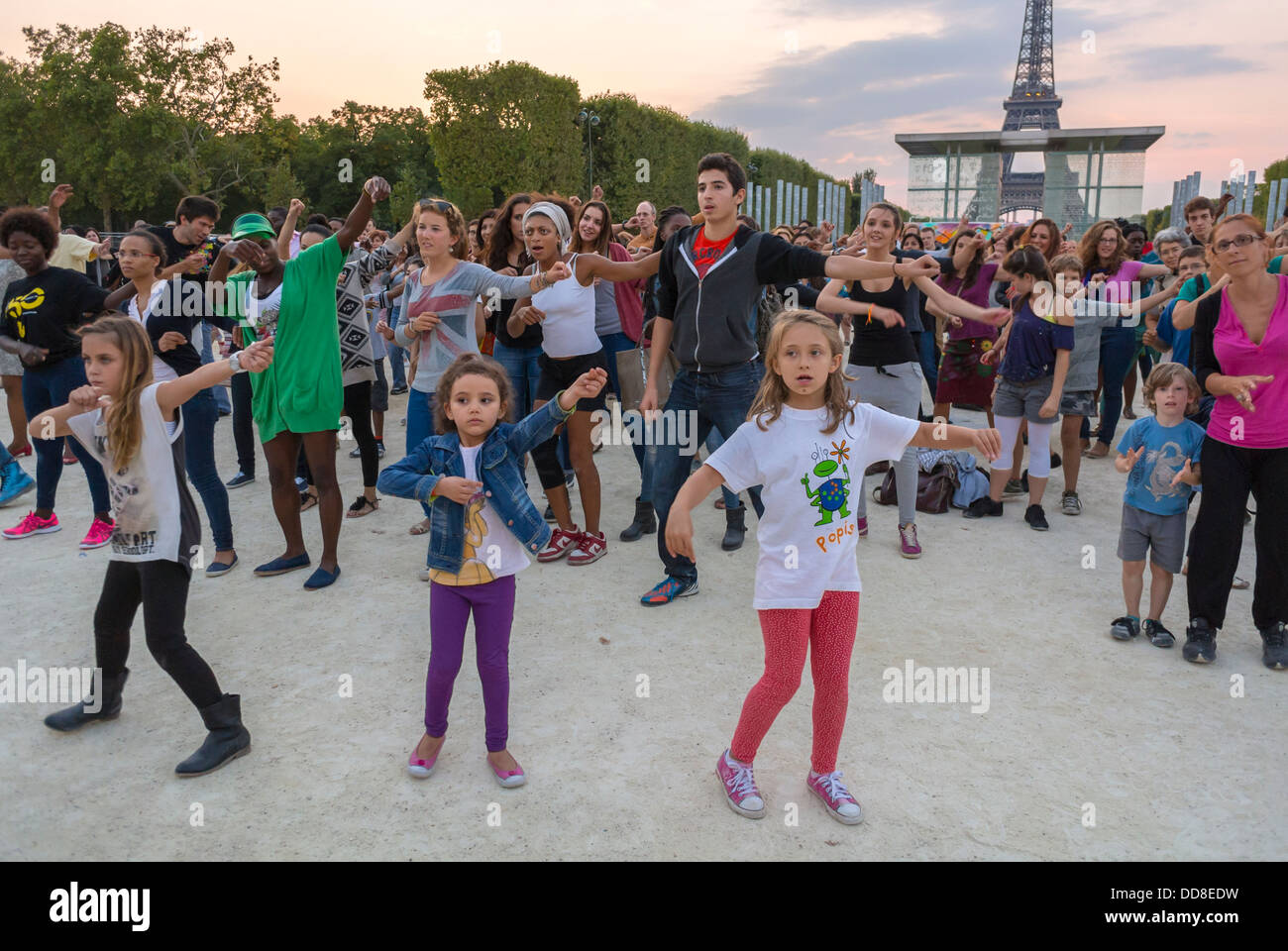 Paris eiffel tower family children hi-res stock photography and images ...