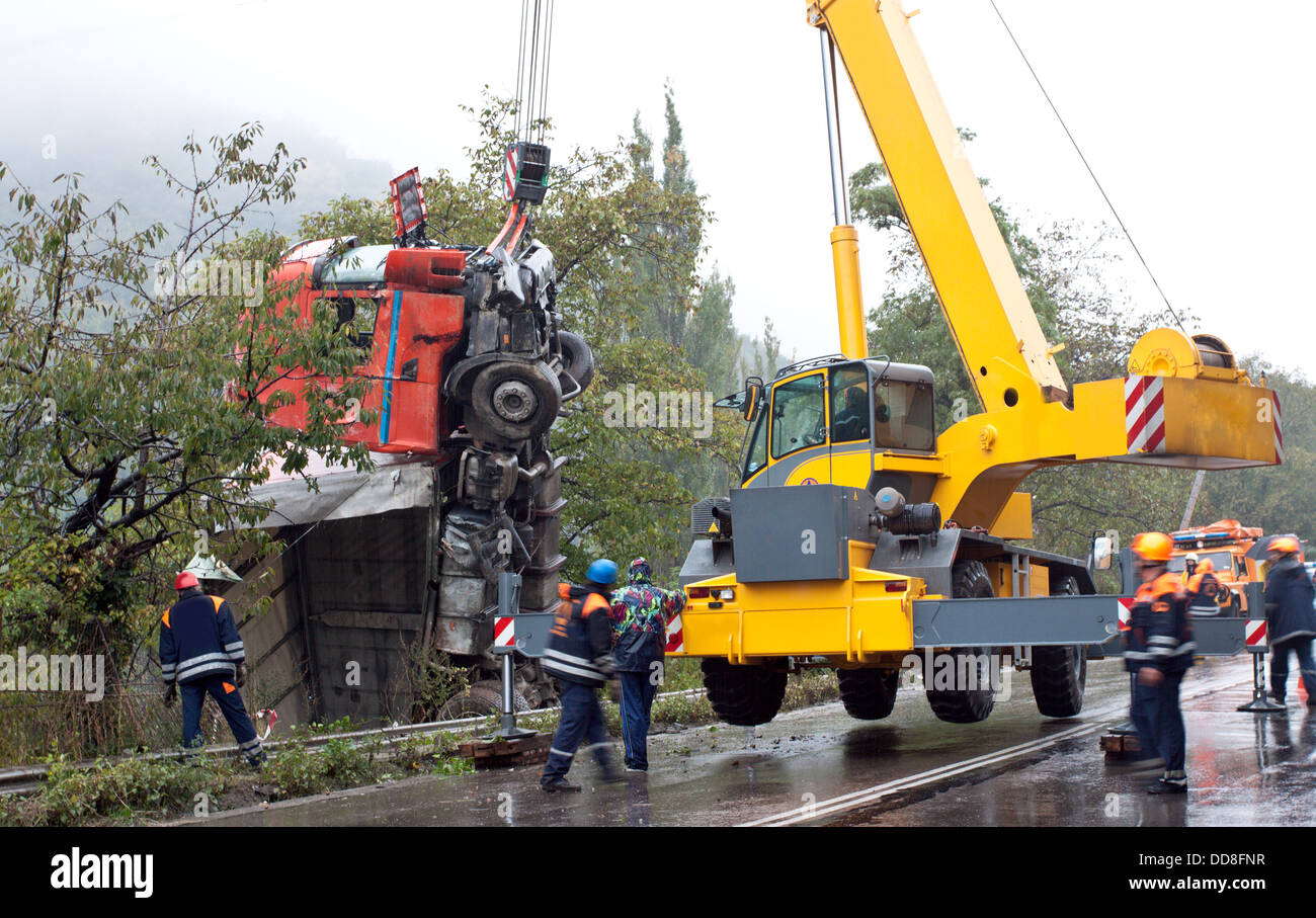 Crane lifting crashed truck Stock Photo - Alamy
