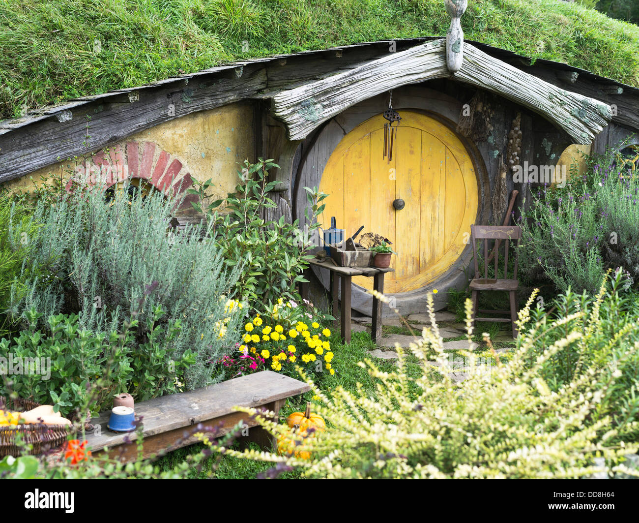 dh HOBBITON NEW ZEALAND Hobbits cottage door garden film set movie site ...