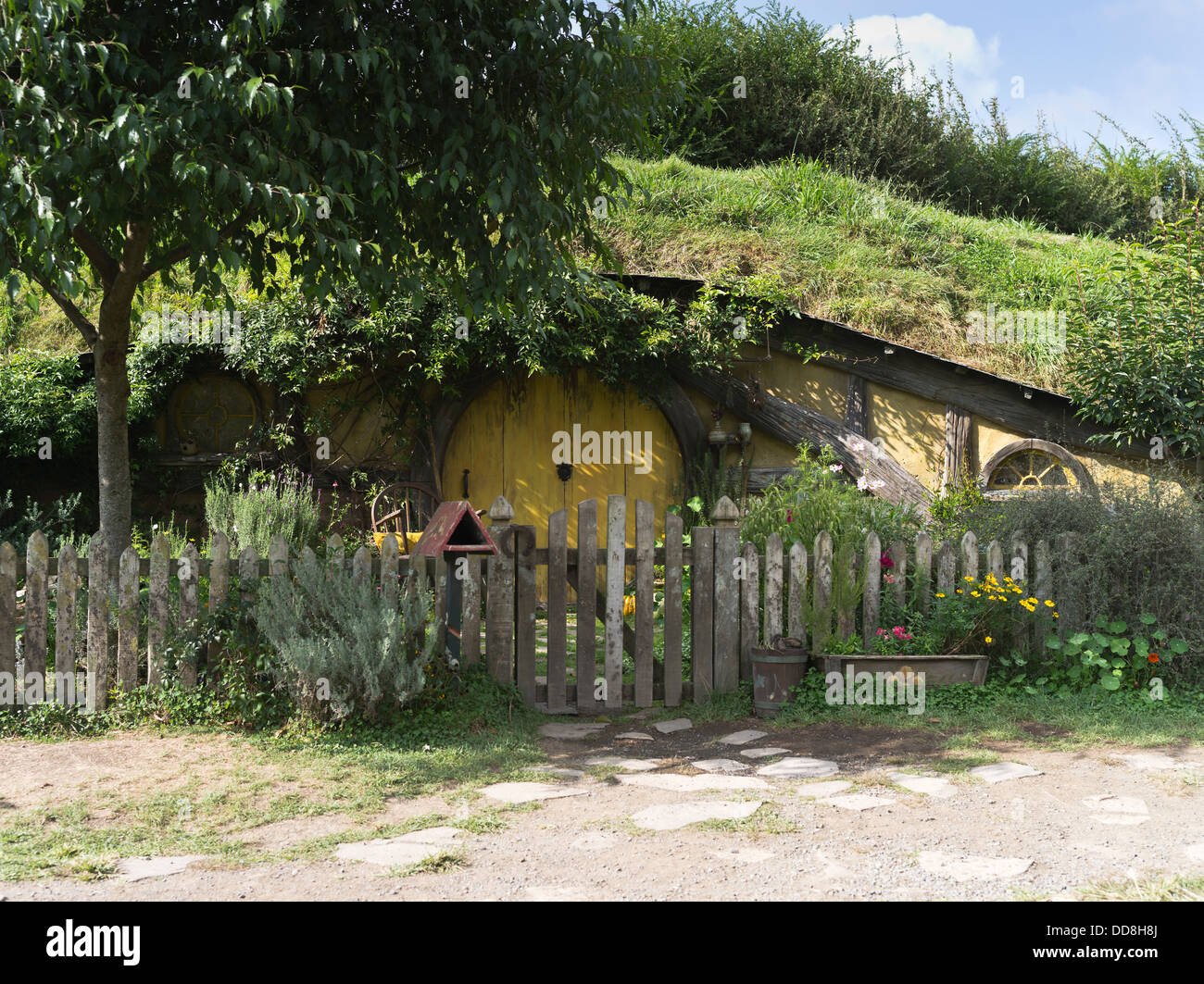 dh HOBBITON NEW ZEALAND Hobbits cottage film set movie site Lord of the ...