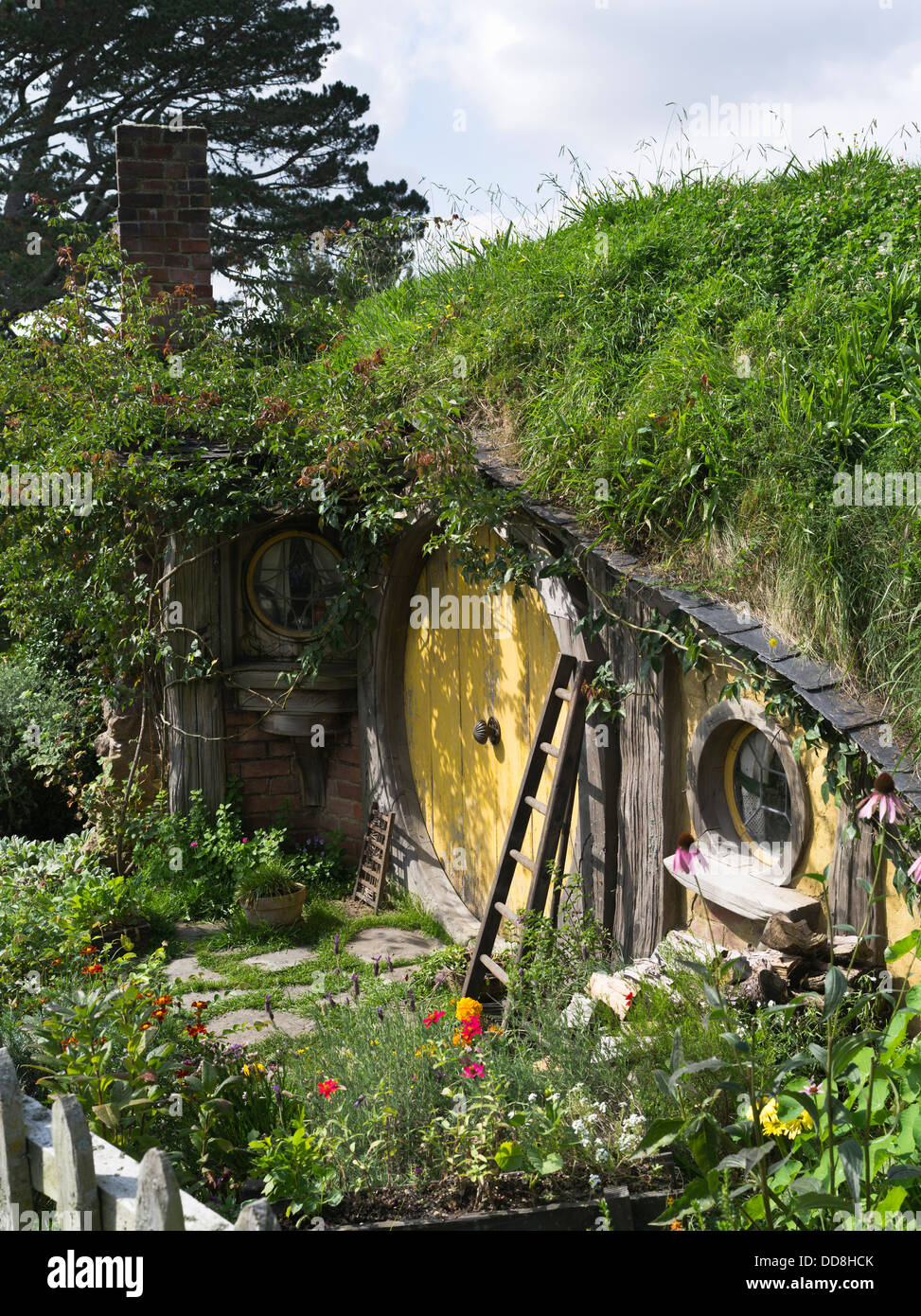 dh HOBBITON NEW ZEALAND Hobbits cottage door garden film set movie site ...