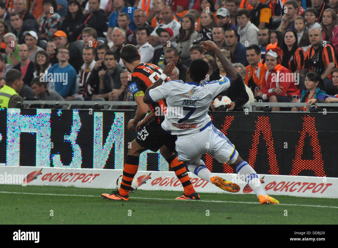 Football fans fighting hi-res stock photography and images - Alamy