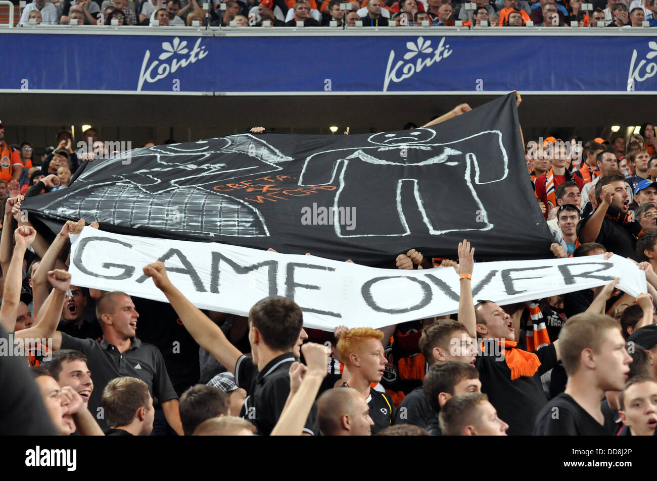 Shooting over crowd hi-res stock photography and images - Alamy