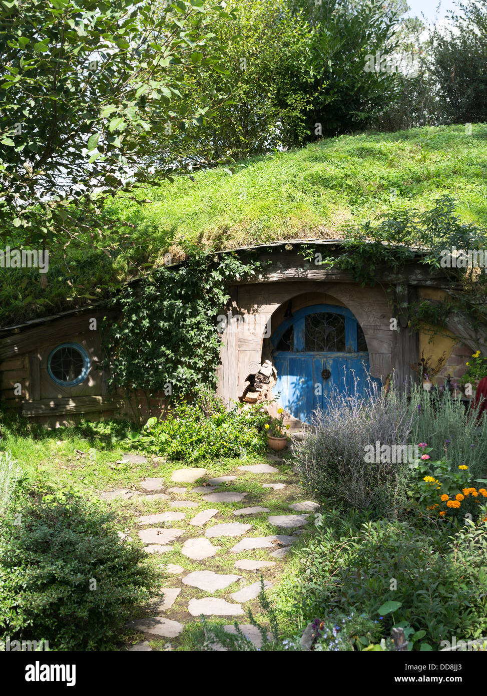 dh Lord of the Rings HOBBITON NEW ZEALAND Hobbits cottage door garden ...