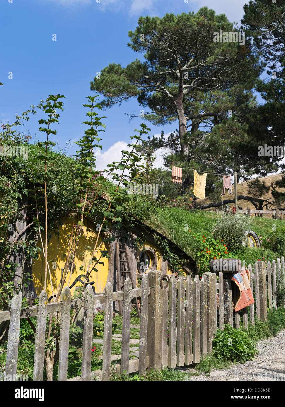 dh HOBBITON NEW ZEALAND Hobbits cottage garden film set movie site Lord ...
