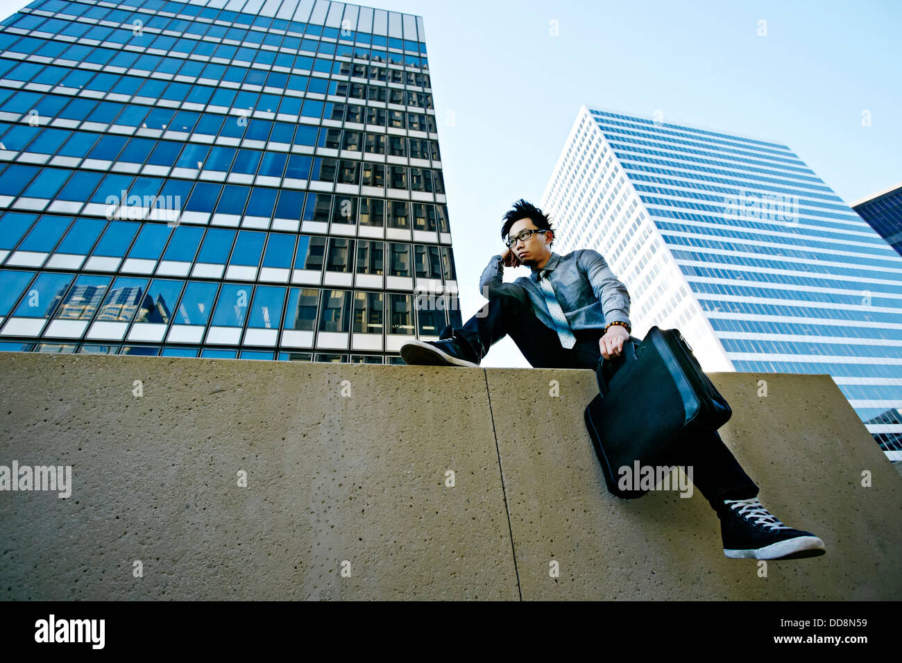 Building ledge city hi-res stock photography and images - Alamy