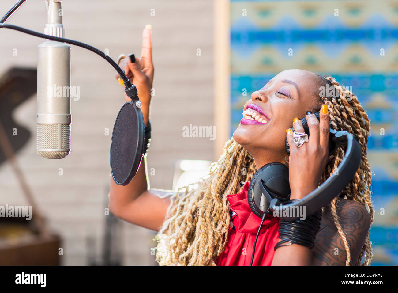 African american singer hi-res stock photography and images - Alamy