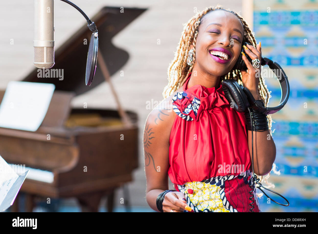 African american singer hi-res stock photography and images - Alamy
