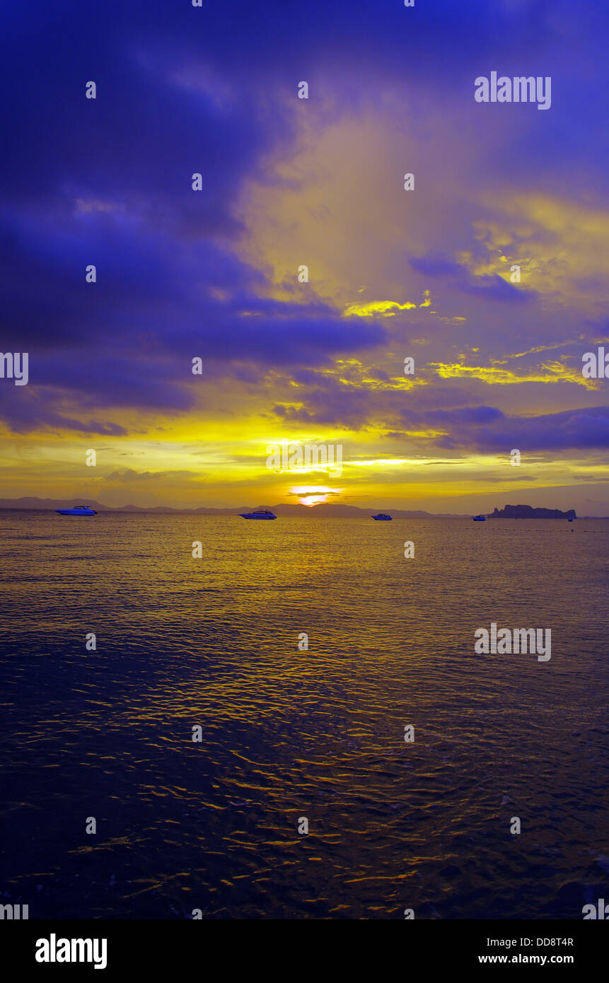 Colorful cloud sunset beach hi-res stock photography and images - Alamy