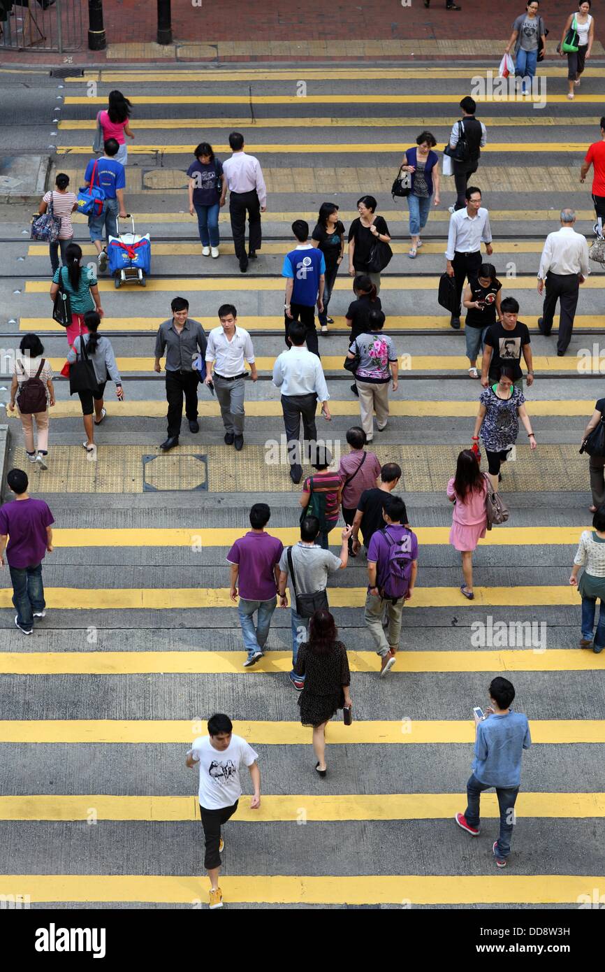 Pedestrian crossing sign bird hi-res stock photography and images - Alamy