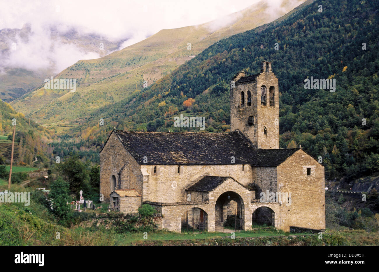 Broto huesca province pyrenees mountains hi-res stock photography and ...