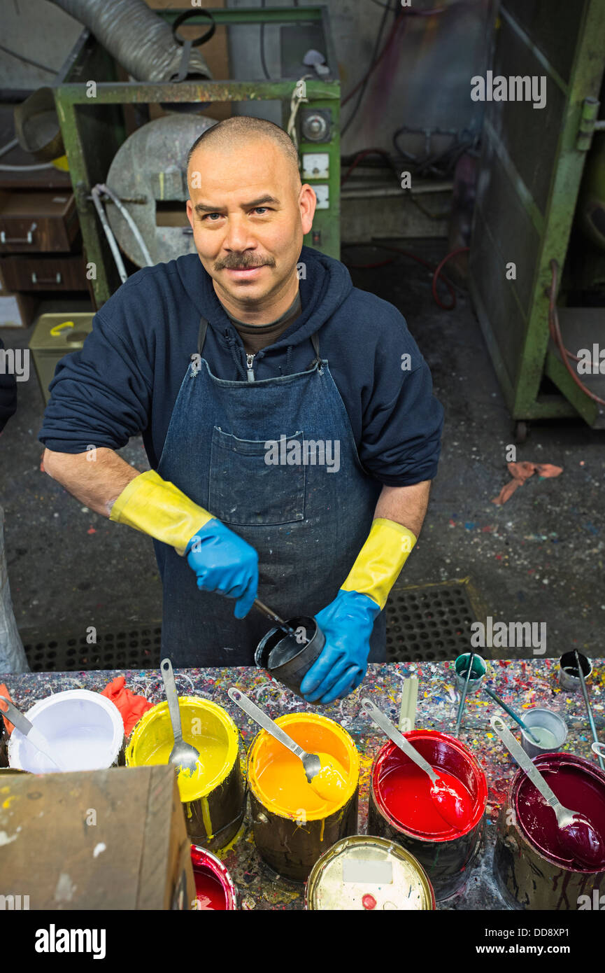 Worker mixing paint hi-res stock photography and images - Alamy