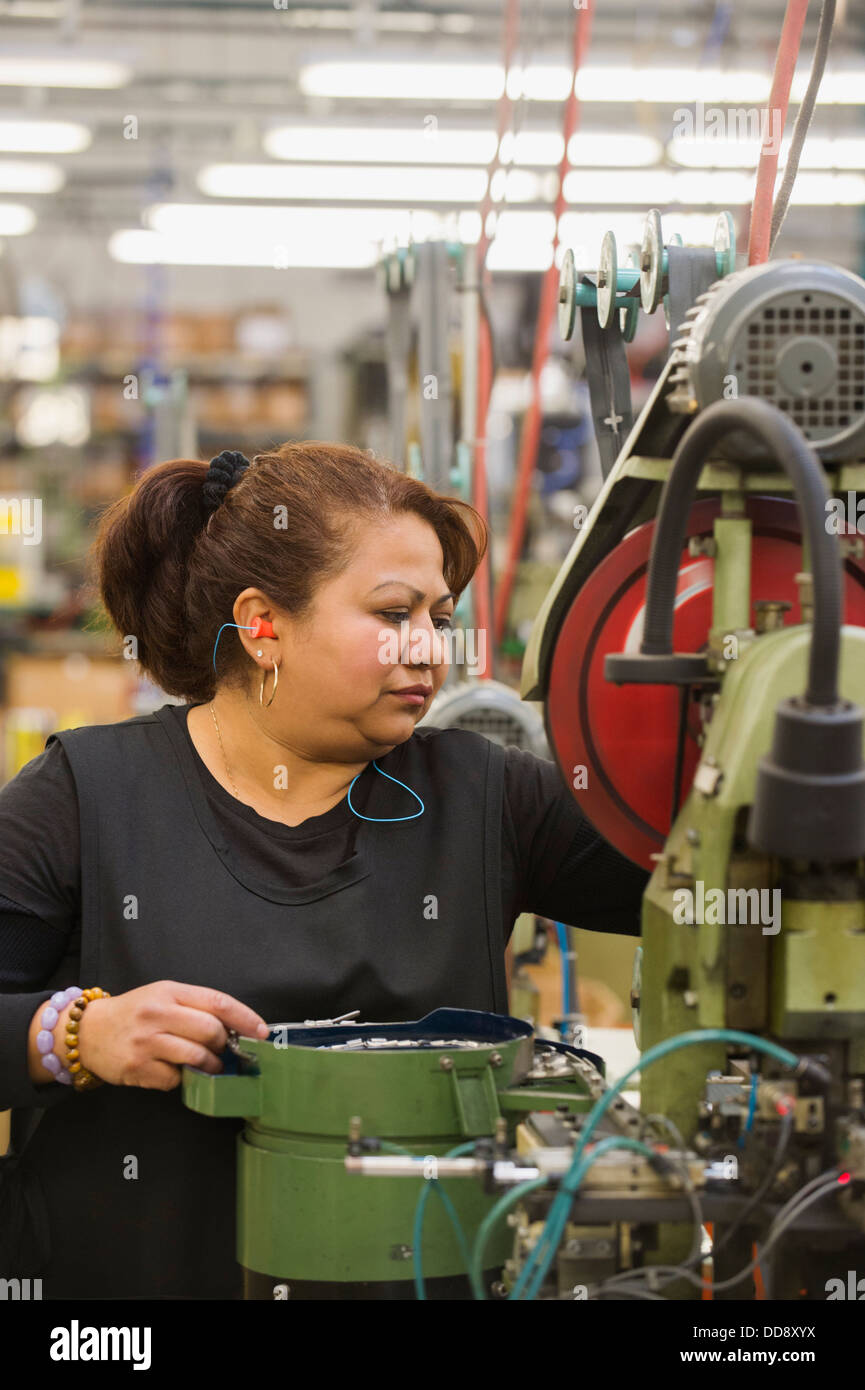 Textile manufacturing machinery hi-res stock photography and images - Alamy