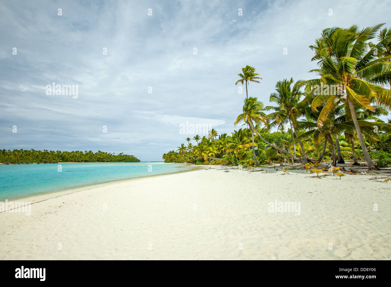 One Foot Island (Tapuaetai Island) with its white sandy beach and ...
