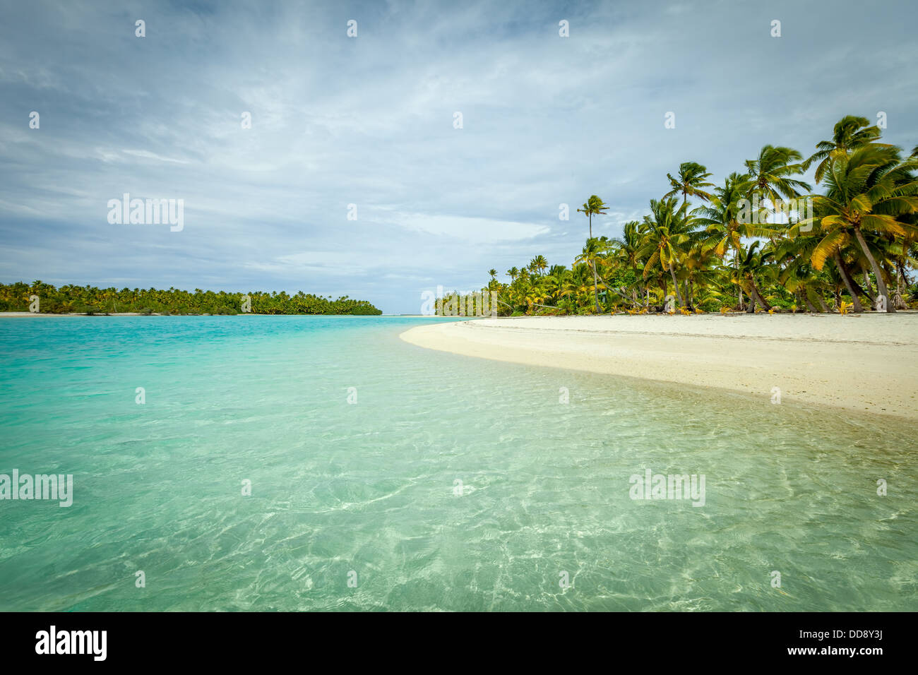 One Foot Island (Tapuaetai Island) with its white sandy beach and ...