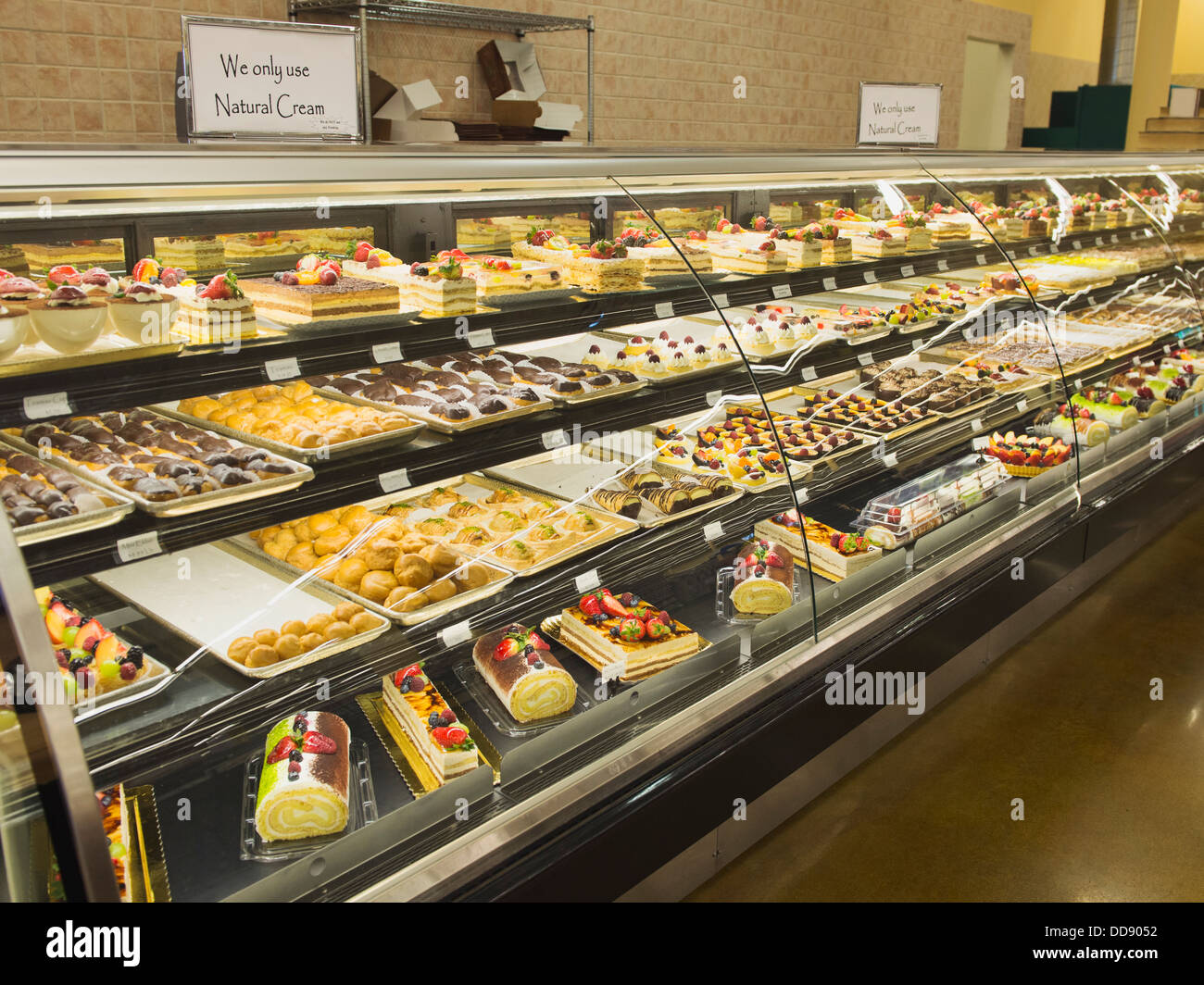 Deli display case hi-res stock photography and images - Alamy