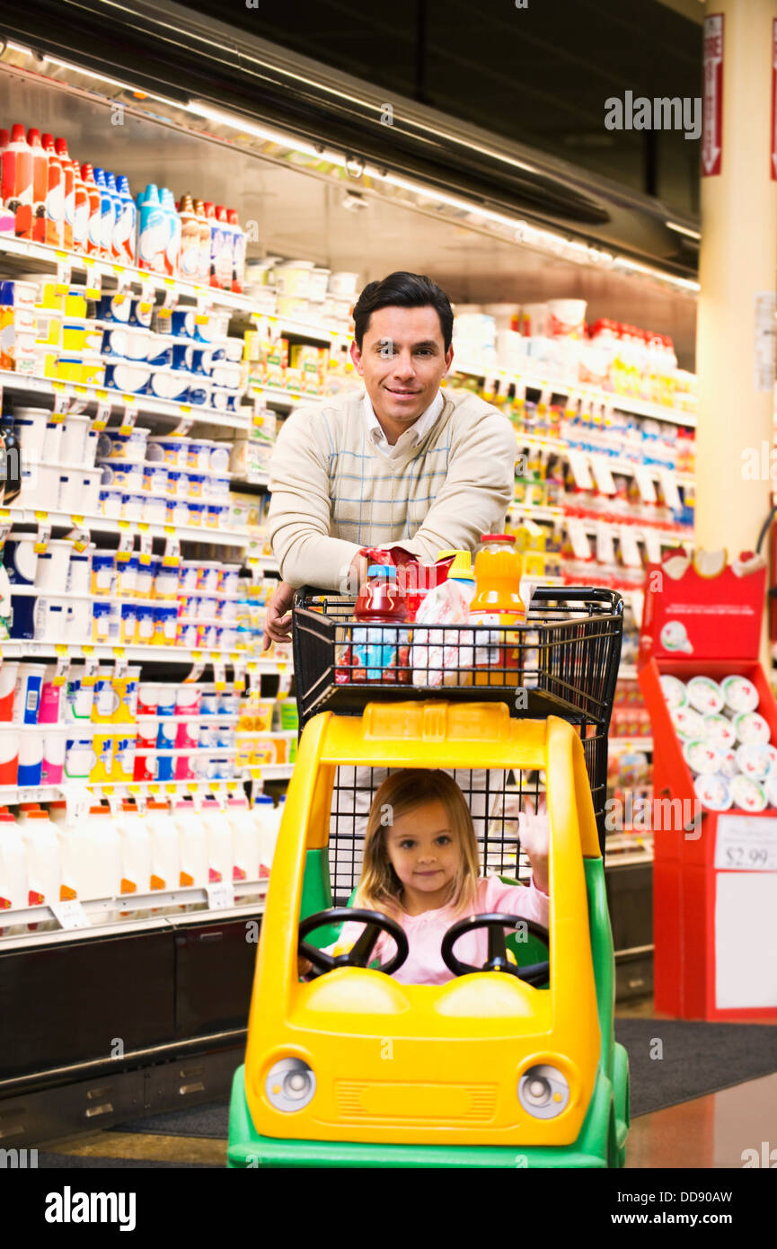 Father and daughter shopping in grocery store Stock Photo - Alamy