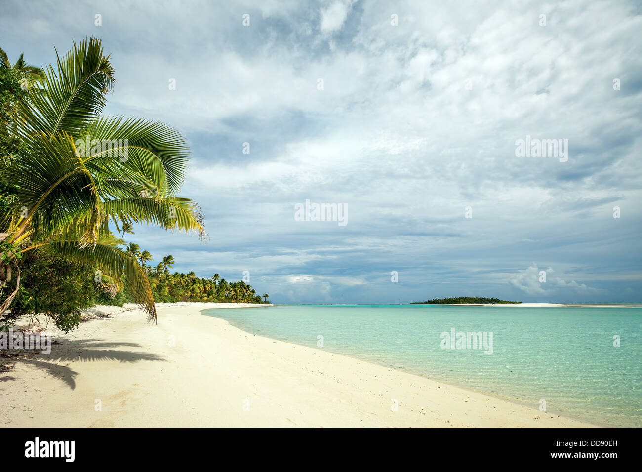 One Foot Island (Tapuaetai Island) with its white sandy beach and ...