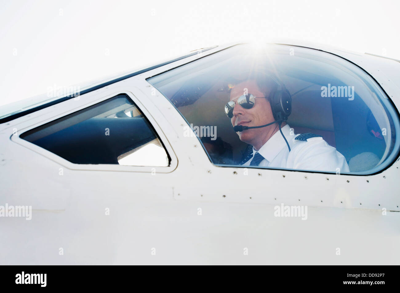 Pilot cockpit hi-res stock photography and images - Alamy
