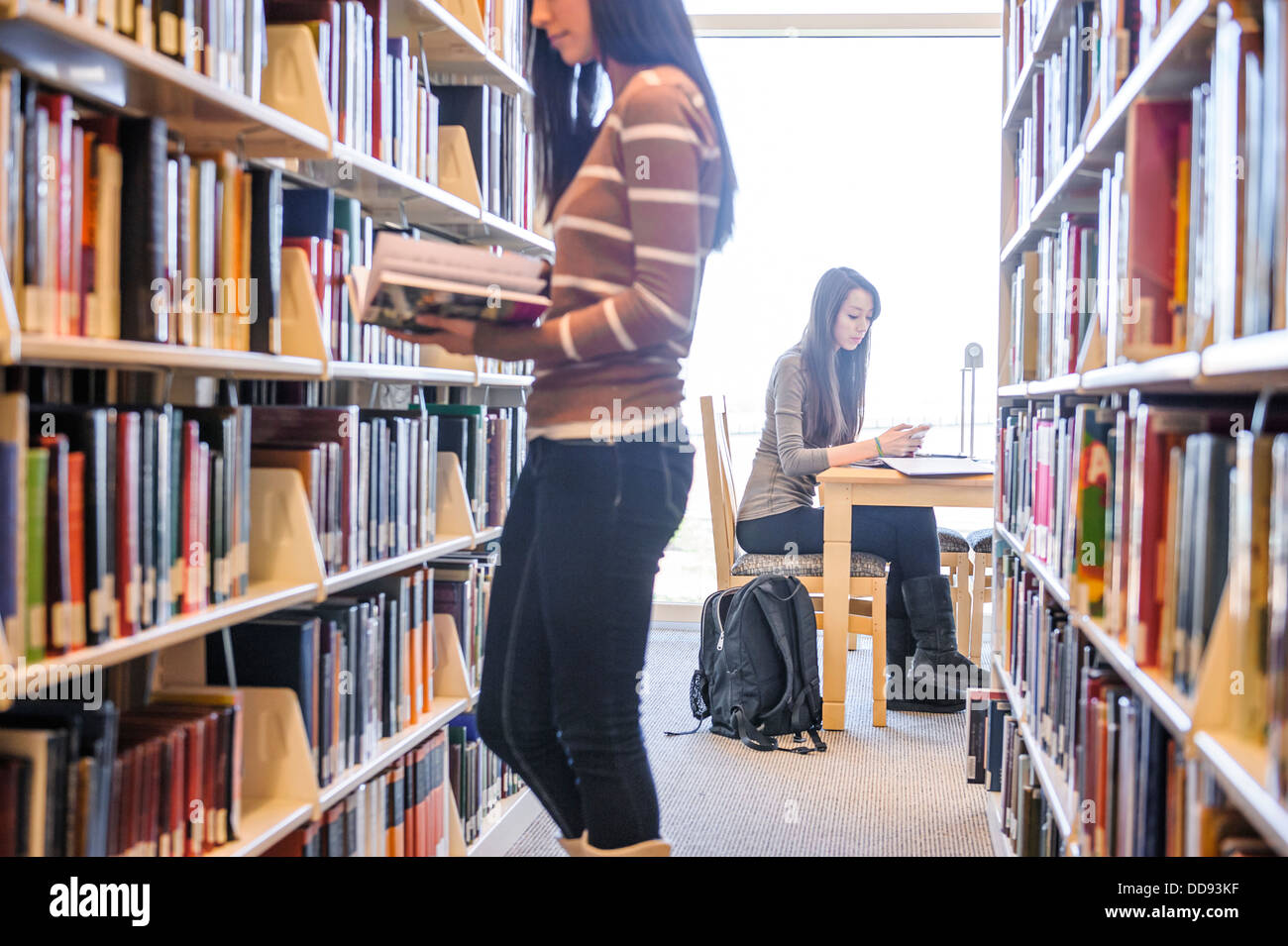 Students working in library Stock Photo - Alamy