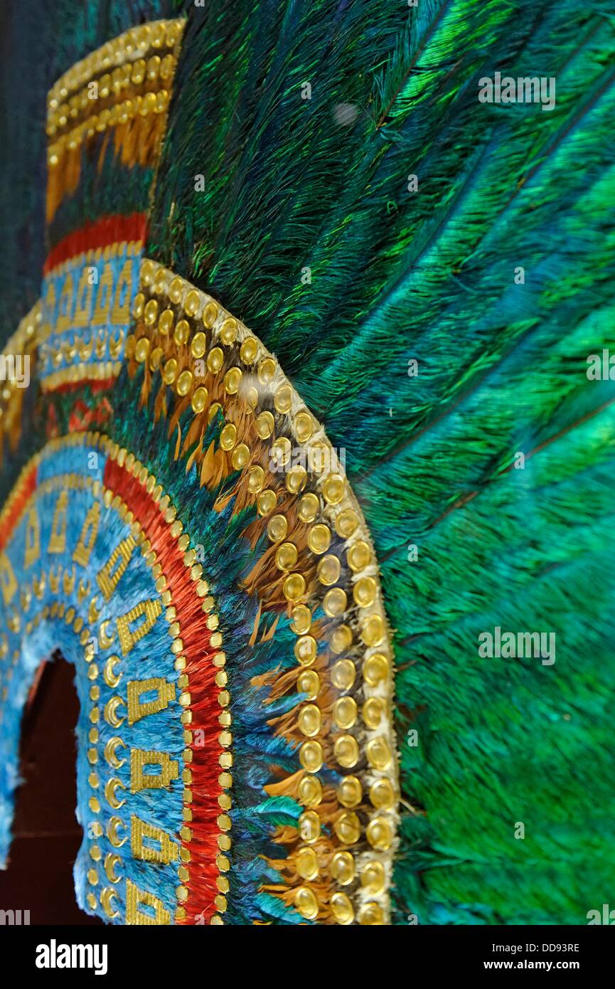 Aztec emperor headdress hi-res stock photography and images - Alamy