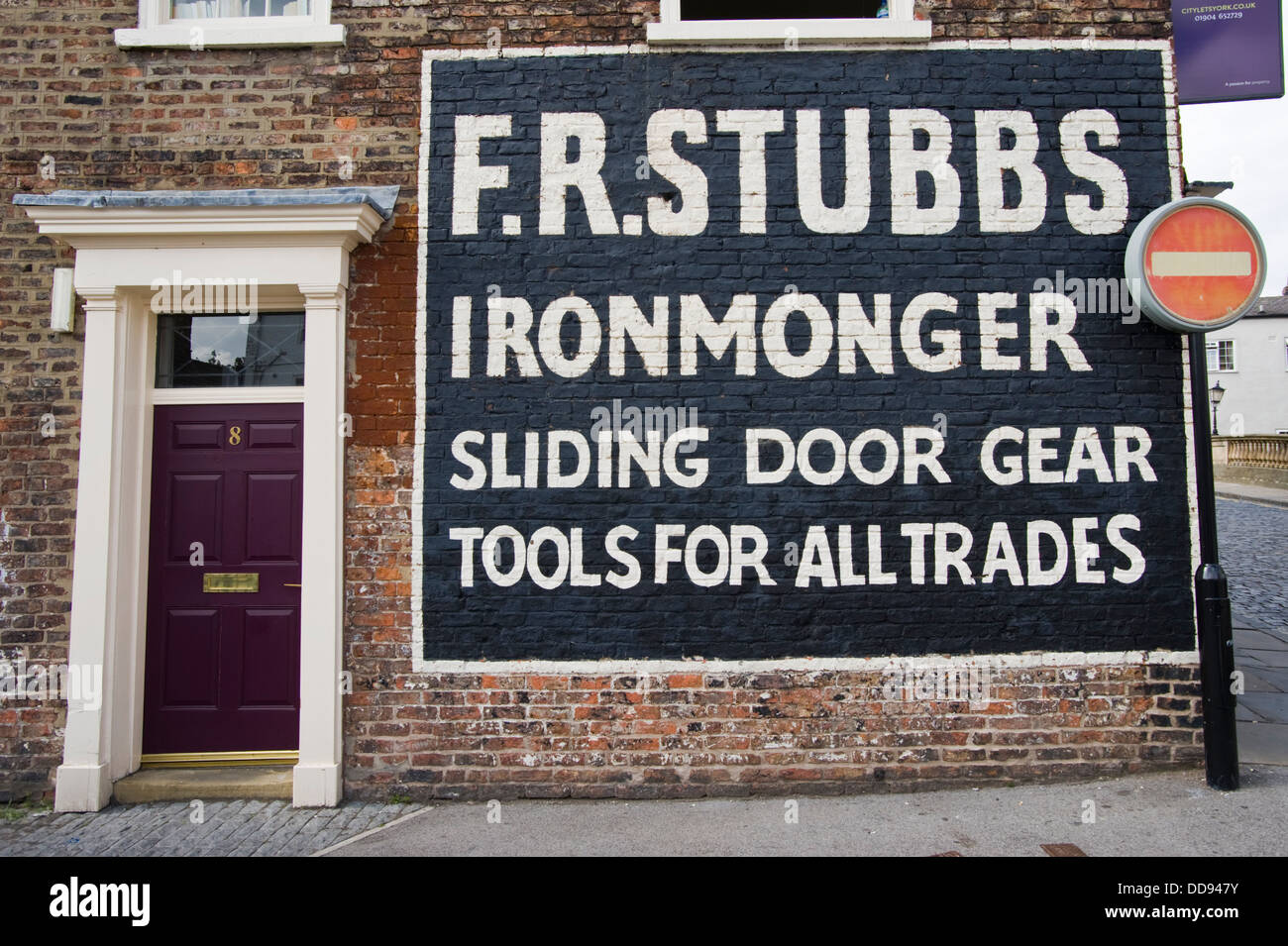 Ironmonger store hi-res stock photography and images - Alamy
