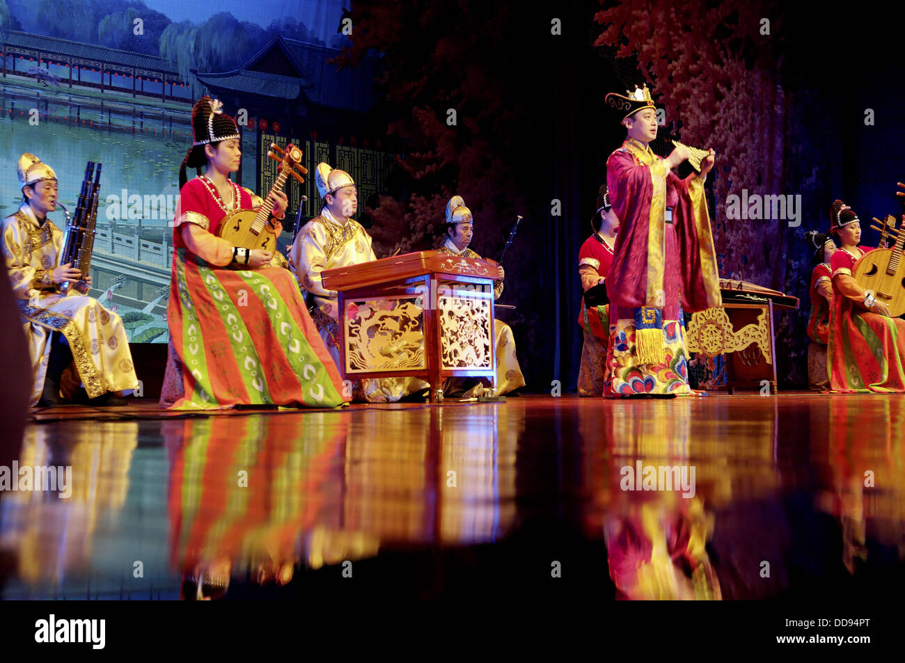 Tang dynasty music and dance show hi-res stock photography and images ...