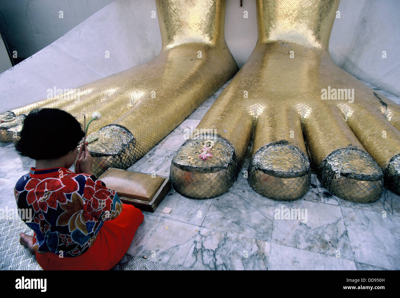Bangkok temple praying feet hi-res stock photography and images - Alamy