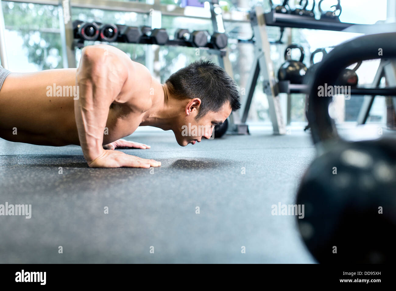 Pacific Islander man working out in gym Stock Photo - Alamy