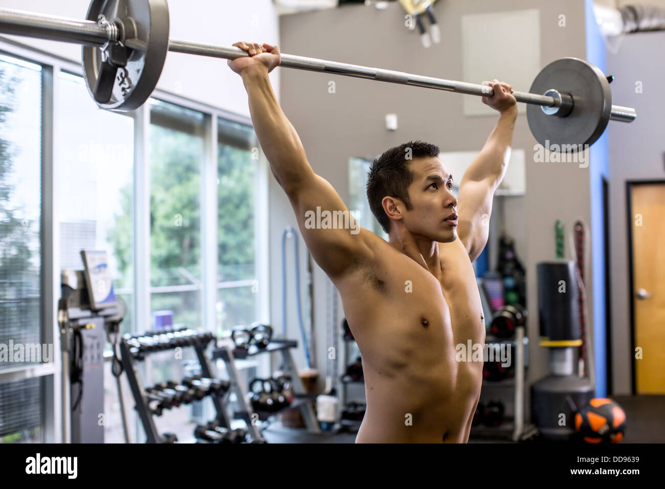Pacific Islander man lifting weights in gym Stock Photo - Alamy