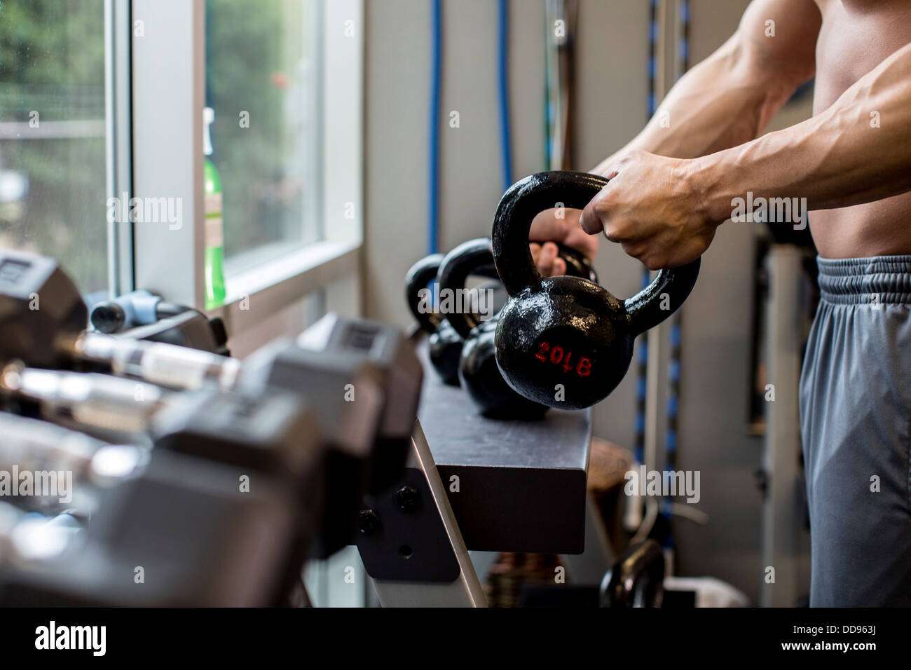 Pacific Islander man lifting weights in gym Stock Photo - Alamy