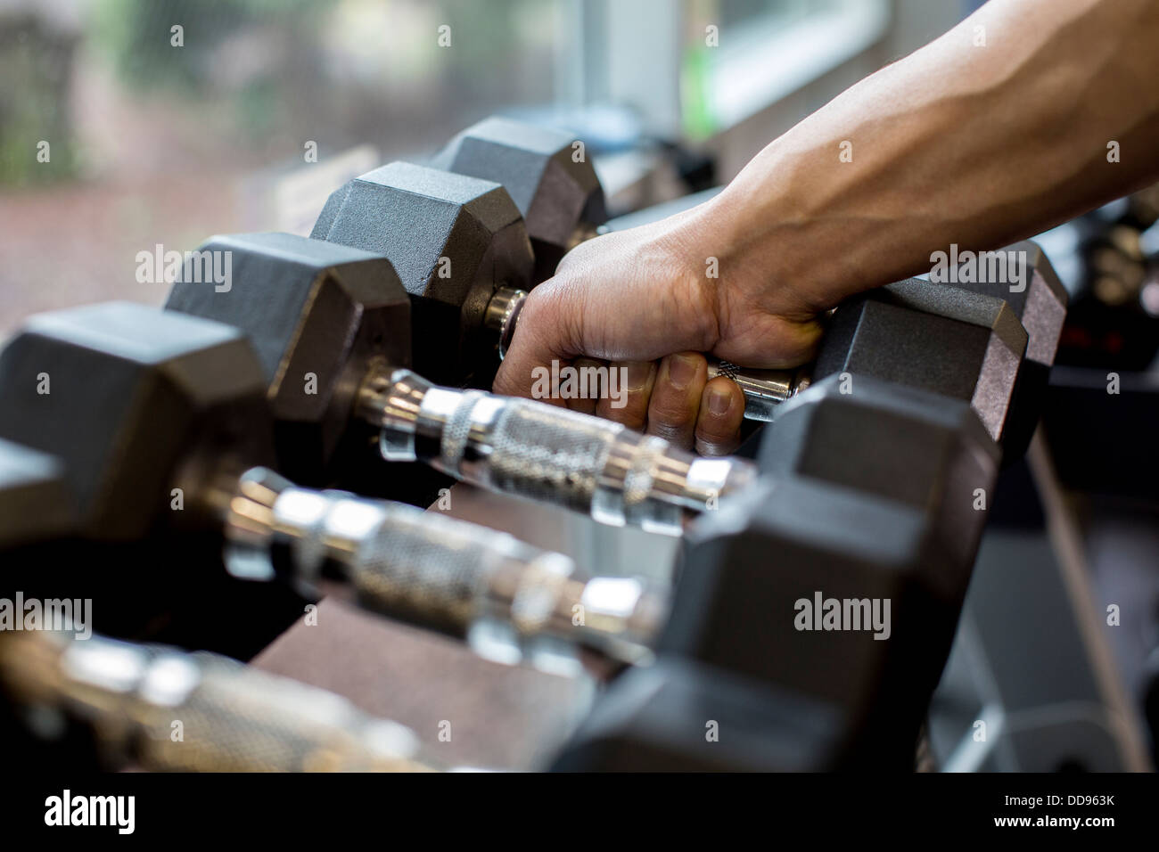 Pacific Islander man lifting weights in gym Stock Photo - Alamy