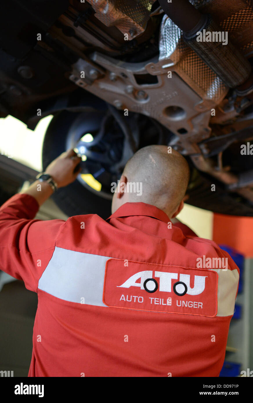 Munich, Germany. 29th Aug, 2013. An employee of the A.T.U. workshop ...