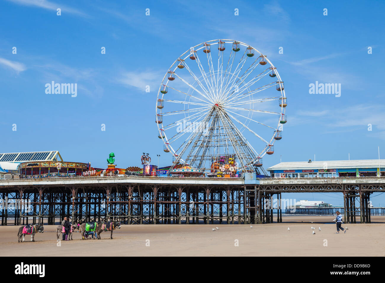 Blackpool central pier hi-res stock photography and images - Alamy