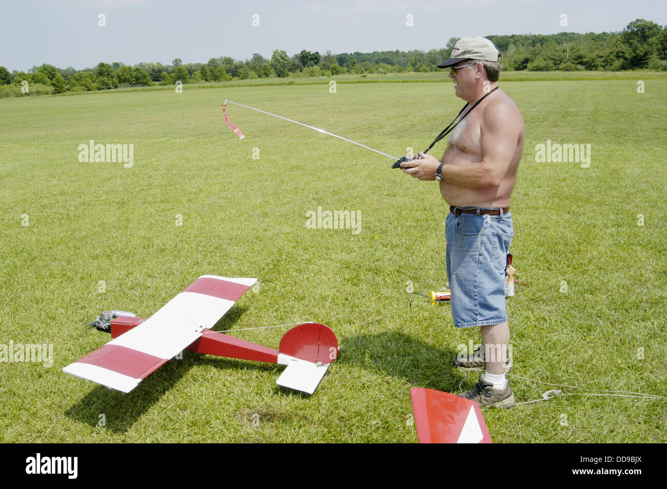 Making a model aircraft hi-res stock photography and images - Alamy