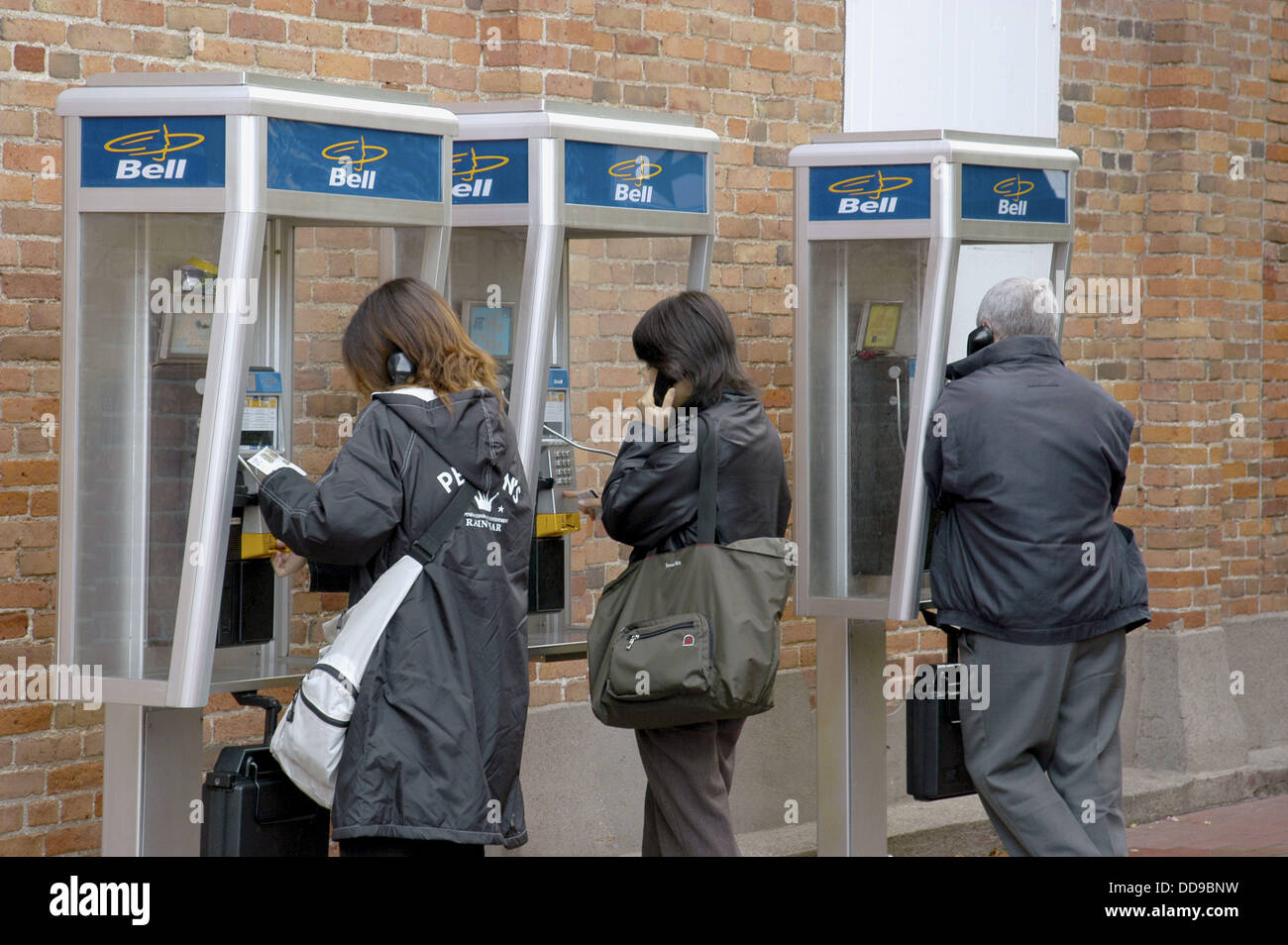 People using payphones Stock Photo - Alamy