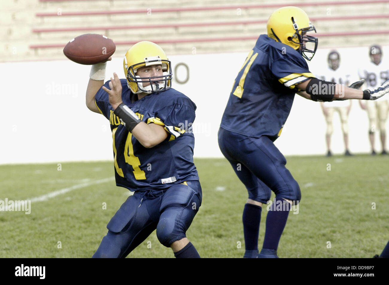Kid throw football game hi-res stock photography and images - Alamy
