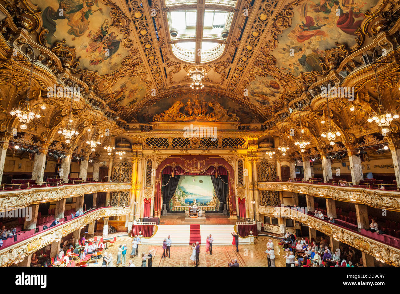 Blackpool tower ballroom interior hi-res stock photography and images ...