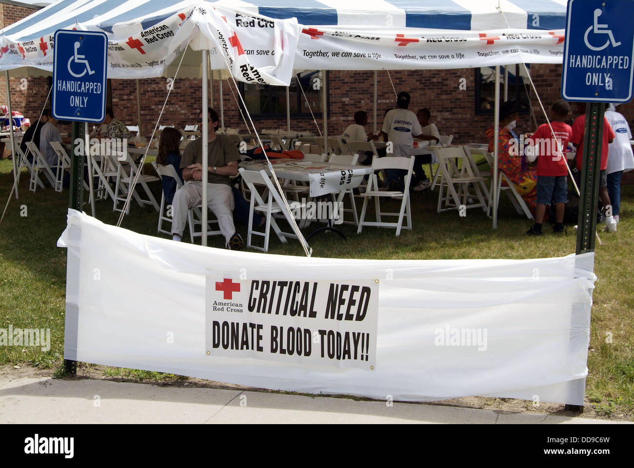 Volunteer american red cross hi-res stock photography and images - Alamy