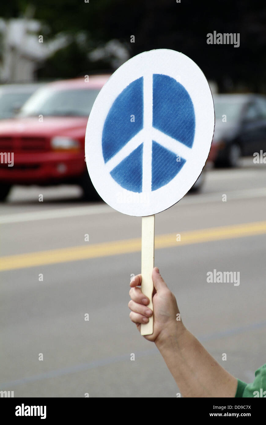 Protesters holding protest signs hi-res stock photography and images ...